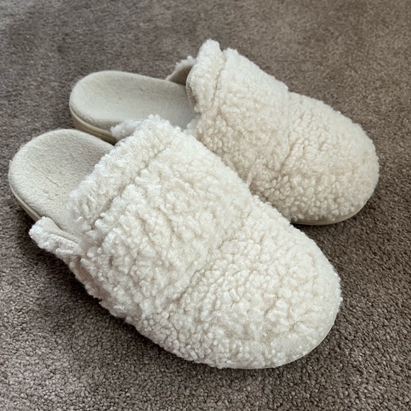 Vionic | Shoes | Vionic Cream Faux Fur Slippers | Poshmark